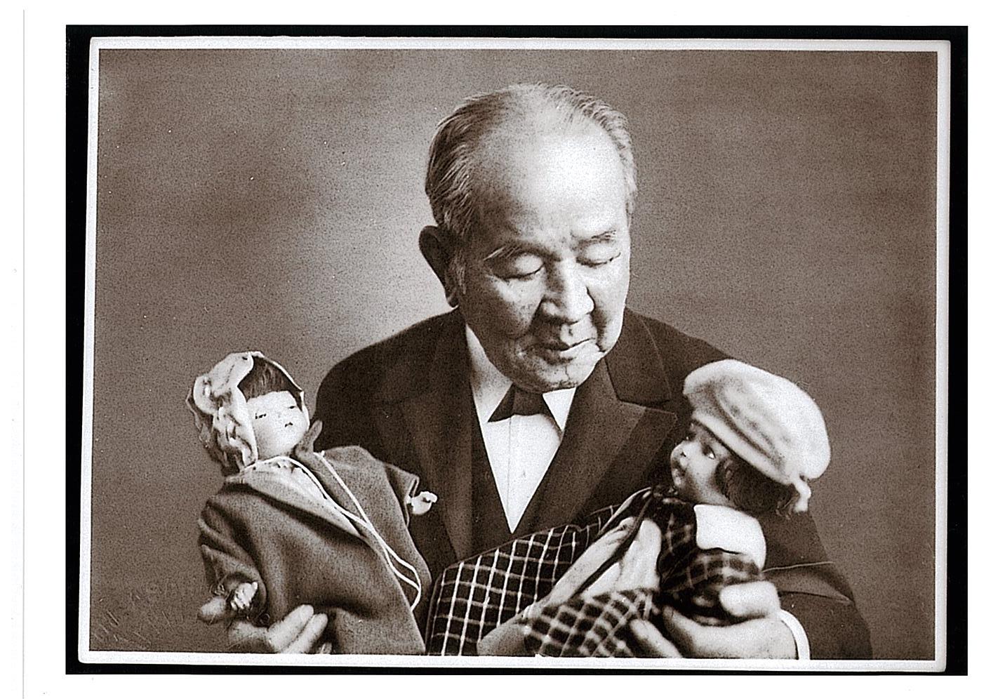 File:Shibusawa Eiichi holds Friendship Dolls 1927.png - Wikimedia Commons